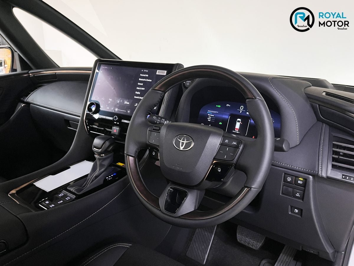 Toyota Alphard 2.5Z Review | Royal Motor Grandeur